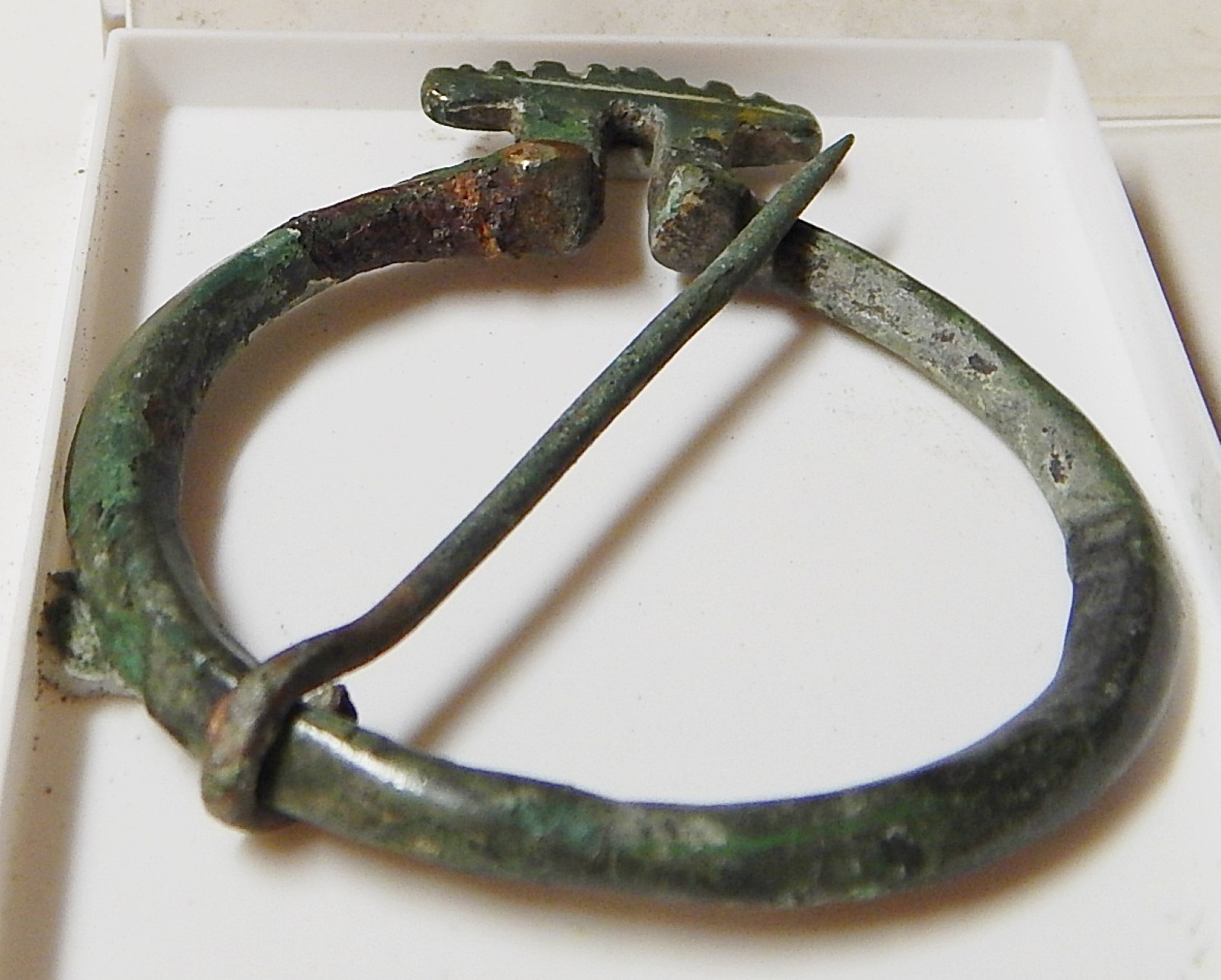 Große,römische Omega-Fibel - auctions & price archive